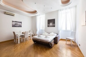 Apartamento, 1 quarto | Sala de estar | TV de ecrã plano 