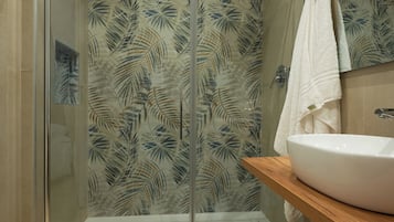 Quarto Deluxe | Casa de banho | Um polibã, um chuveiro fixo, um secador de cabelo, um bidé