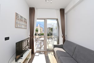 Apartamento, terraço | Sala de estar | TV de ecrã plano 