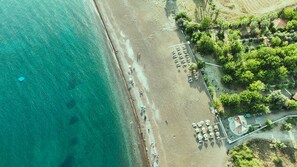 Uma praia privada, espreguiçadeiras, guarda-sóis de praia 