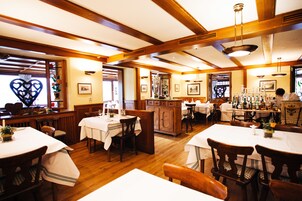 Serviço de almoço e jantar; culinária alemã, vistas para o jardim 