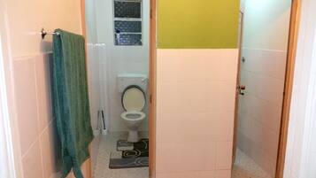 Apartamento | Banheiro | Chuveiro, chinelos, bidê, toalhas de banho