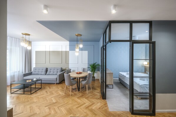 Apartamento Deluxe | Roupa hipoalergénica, cofre no quarto, com decoração personalizada