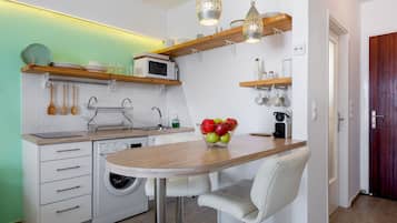 Estúdio, vista para o mar | Kitchenette privada | Um frigorífico, uma placa de cozinha, uma máquina de café expresso