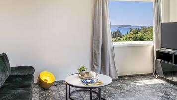 Apartamento, 2 quartos, vista para o mar | Sala de estar | Televisor de ecrã plano de 32 polegadas com canais digitais, televisor