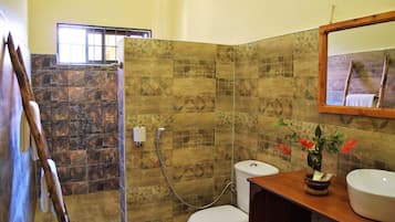 Chuveiro, chuveiro com efeito de chuva, produtos de toalete grátis