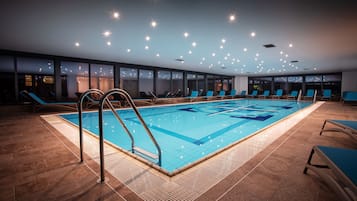 Piscina interior, espreguiçadeiras