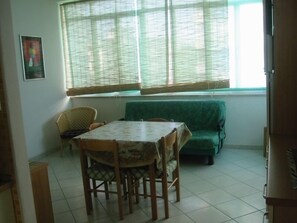 Apartamento, 2 quartos | Opções para refeição no quarto