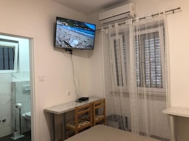 Quarto Básico | 2 quartos, edredões de penas, secretária, Wi-fi grátis