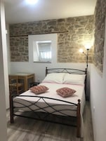 Quarto Clássico, não fumadores, Vista para a cidade | 2 quartos, edredões de penas, secretária, Wi-fi grátis