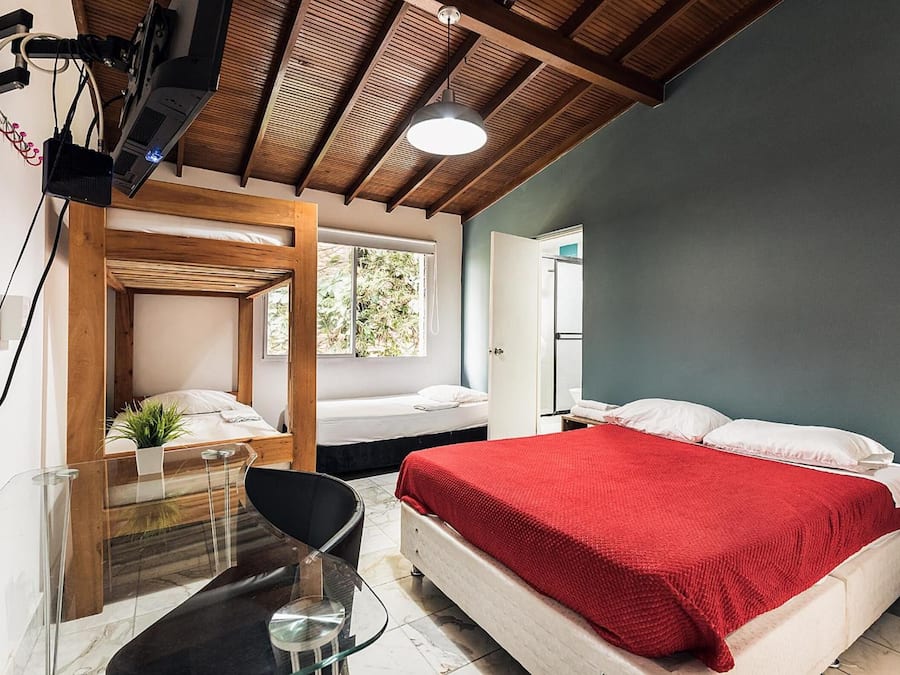 Quarto Quádruplo Elite | Quartos insonorizados, Wi-fi grátis, roupa de cama fornecida