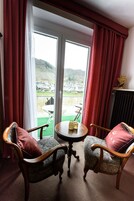 Quarto Duplo (Moselbalcony) | Sala de estar | Televisor de 80 cm com canais por cabo 