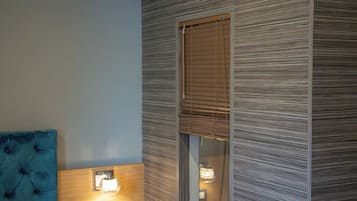 Quarto luxo, 1 cama Queen, banheira de hidromassagem, vista para a cidade | Roupas de cama premium, edredons de pluma, escrivaninha