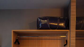 Quarto Premium, 1 cama queen-size, banheira de hidromassagem, Vista para a cidade | Roupa de alta qualidade, edredões de penas, secretária