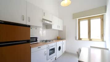 Apartamento, 2 quartos | Cozinha privada | Geladeira, micro-ondas
