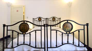 Quarto quádruplo, banheiro compartilhado | Espaço de trabalho para notebook, Wi-Fi de cortesia, roupa de cama