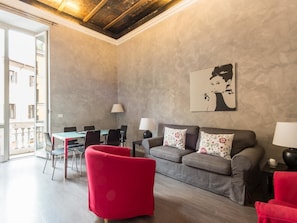 Apartamento (1 Bedroom) | Sala de estar | Televisor 