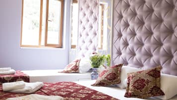 Quarto Triplo Clássico, vista para o jardim | Minibar, cofre no quarto, com decoração personalizada