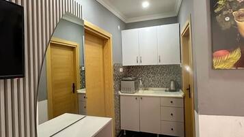 Apartamento Comfort, vista para o jardim | Cozinha privada | Um frigorífico, uma chaleira elétrica