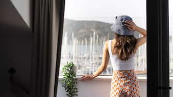 Suíte luxo, vista para o mar | 1 quarto, roupas de cama premium, frigobar, cofres nos quartos
