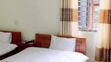 Quarto casal ou duplo básico | Quartos à prova de som, Wi-Fi de cortesia, roupa de cama