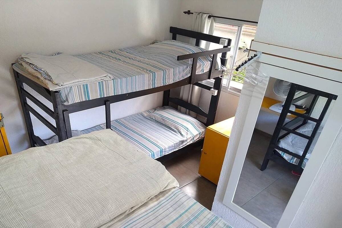 Dormitório compartilhado, somente para homens | Cortinas blackout, ferros/tábuas de passar roupa, Wi-Fi de cortesia
