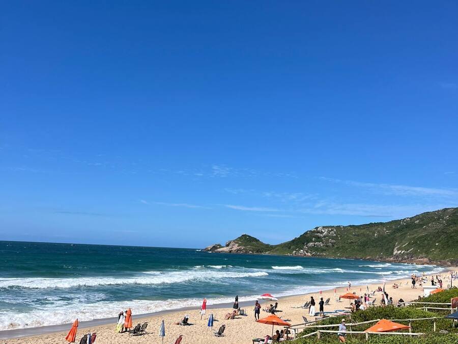 Perto da praia, areia branca