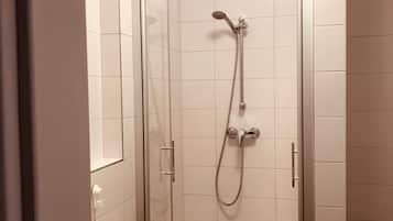 Estúdio Cidade, Vista para a cidade | Casa de banho | Um polibã, um secador de cabelo, chinelos, toalhas fornecidas