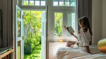 Cofre no quarto, com decoração personalizada