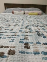 Quarto casal clássico, 1 cama Queen, para não fumantes, vista parcial para o mar | Ferros/tábuas de passar roupa, roupa de cama