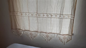 Quarto Clássico com Cama de Casal, 1 cama queen-size, não fumadores, vista parcial para o mar | Ferro/tábua de engomar, roupa de cama fornecida