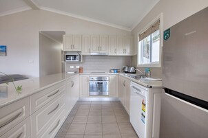 Casa, 3 quartos | Cozinha privada | Um frigorífico, um micro-ondas, um forno, uma placa de cozinha 