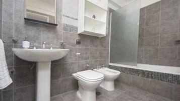 Apartamento, vista para a cidade | Banheiro | Chuveiro, secador de cabelo, toalhas de banho