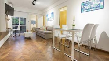 Apartamento, vista para a cidade | Opções para refeição no quarto