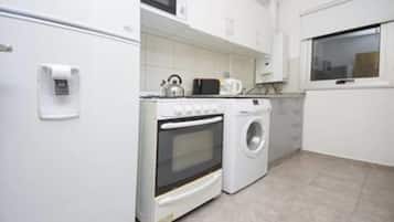 Apartamento, Vista para a cidade | Cozinha privada | Um micro-ondas, um forno, utensílios de cozinha