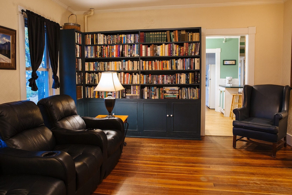 Harbor House: Sleeps 20, Fireplace, 2 Tvs, 2 Kitchens, Walk To Restaurants/bars - Sunapee, NH