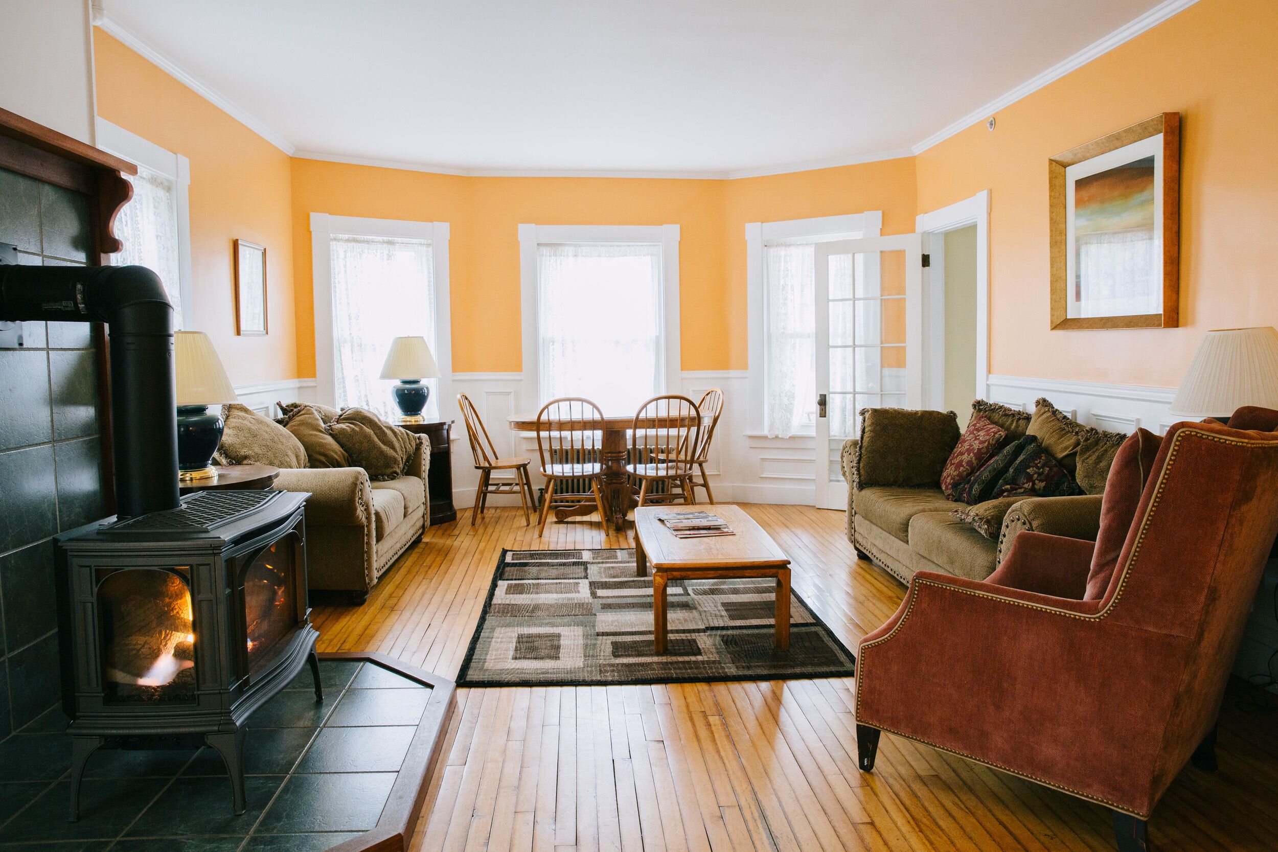 Harbor House: Sleeps 20, Fireplace, 2 Tvs, 2 Kitchens, Walk To Restaurants/bars - Sunapee, NH