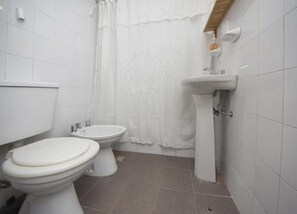 Apartamento standard | Banheiro | Chuveiro, secador de cabelo, toalhas de banho 