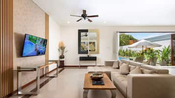 Villa Familiar, 2 quartos, não fumadores, piscina privativa | Sala de estar | Smart TV de 49 polegadas com canais de TV premium, televisor