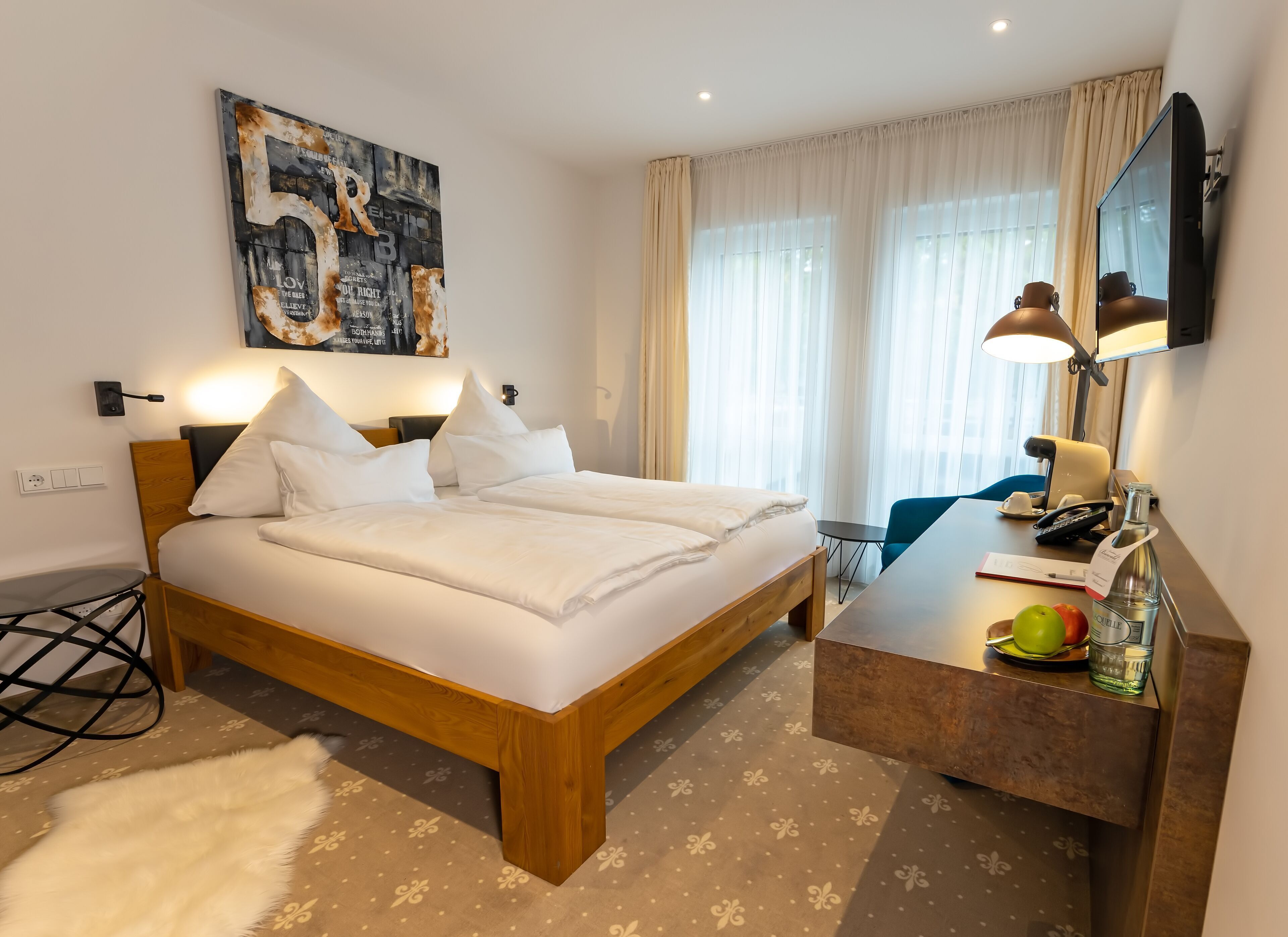 Roupa hipoalergénica, minibar, cofre no quarto, secretária 