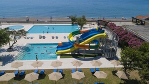 Piscina exterior sazonal, guarda-sóis, espreguiçadeiras 