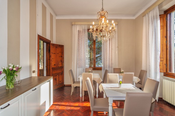 Café da manhã com buffet grátis todos os dias