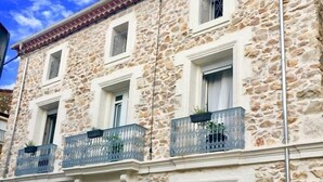 Um edifício de pedra com várias varandas e janelas.