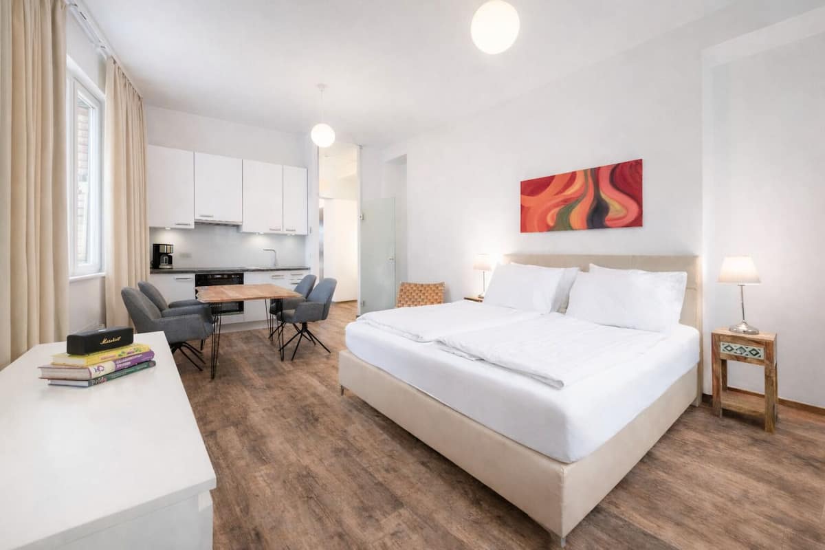 Cofres nos quartos, Wi-Fi de cortesia, roupa de cama