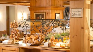 Café da manhã com buffet grátis todos os dias