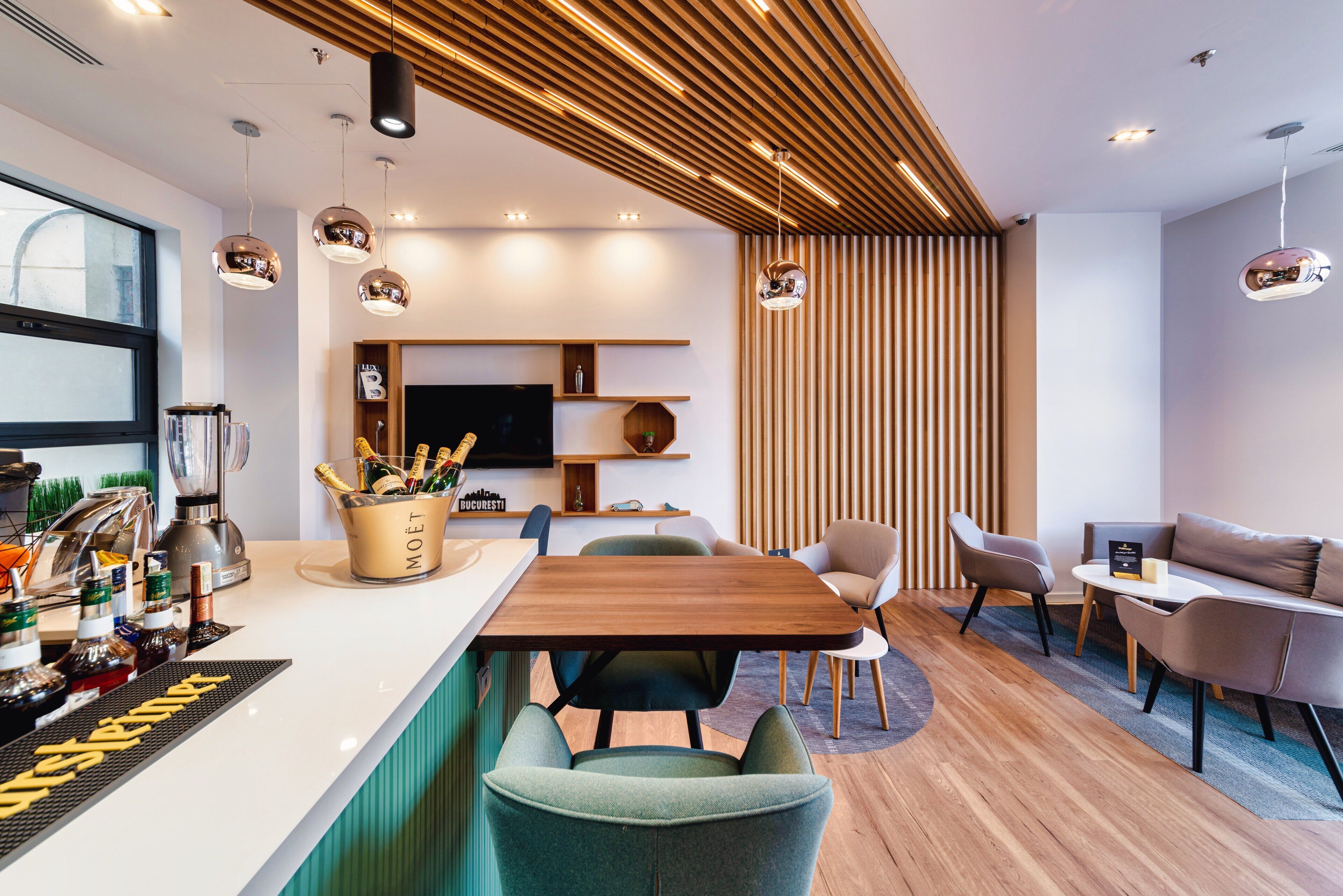 Decoração moderna com teto de madeira, área de bar com garrafas e diferentes opções de assento.