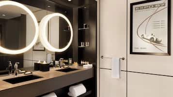 Produtos de toalete de grife, secador de cabelo, roupões de banho