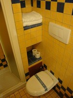 Quarto Duplo, vista para o jardim | Casa de banho | Um polibã, artigos de higiene pessoal grátis, um secador de cabelo 