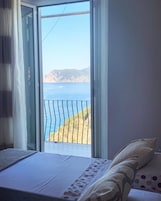 Apartamento Lua de Mel, kitchenette, vista para o mar | Roupa de alta qualidade, edredões de penas, com decoração personalizada