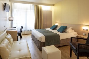Quarto Duplo Superior | Secretária, cortinas/cortinados opacos, quartos insonorizados